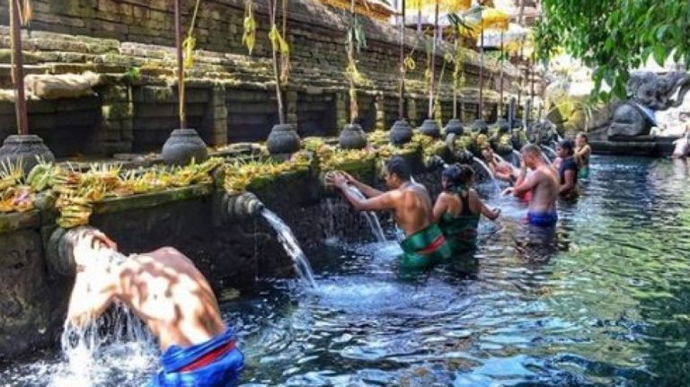 Mengenal Tradisi Bali Melukat, Sebagai Ritual Pensucian Diri