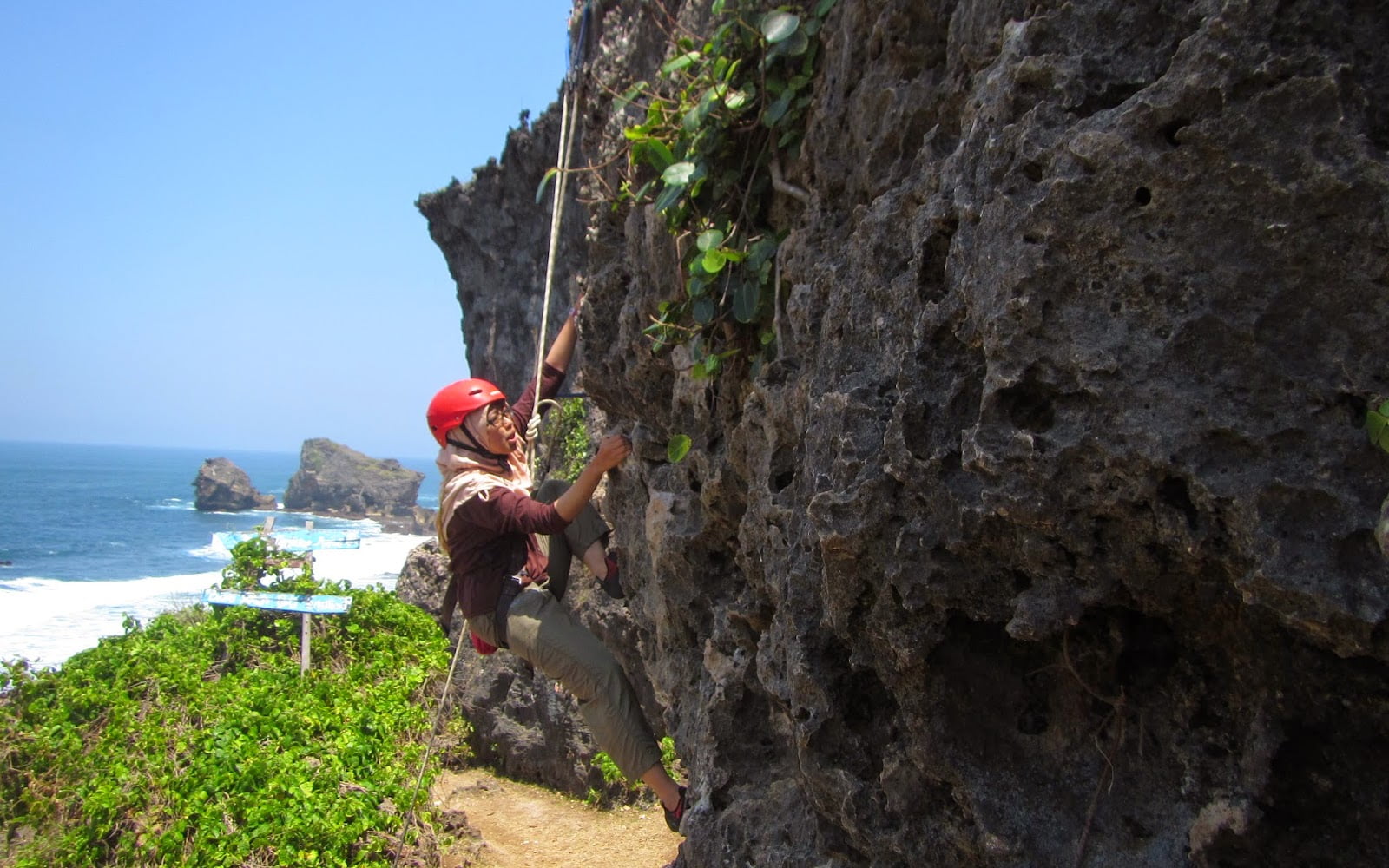 [Top 5] Spot Panjat Tebing Terbaik di Indonesia : Rock Climbing Seru