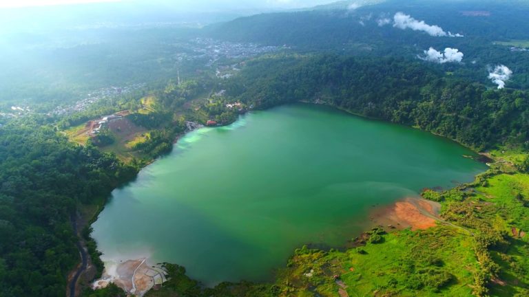 Pesona Keindahan Danau Linow yang Unik dan Memiliki 3 Warna