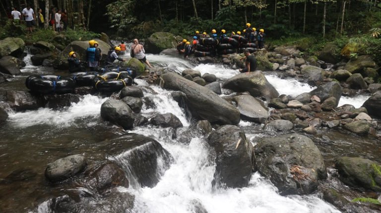 Rafting Seru di Wisata Arum Jeram Cikadongdong River Tubing