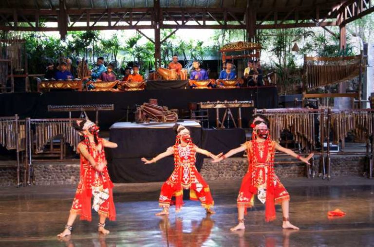 Info Lokasi, Harga Tiket, dan Atraksi Wisata Saung Angklung Udjo